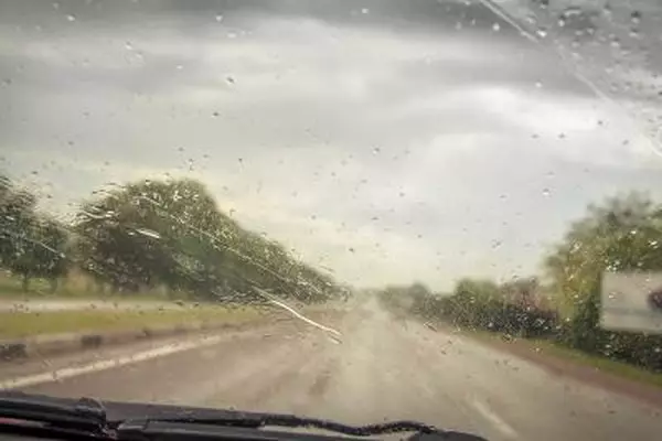 Unsaon Pag-defog sa Windshield