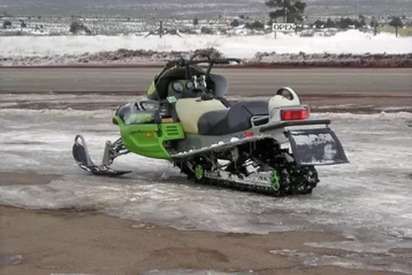 Sniega motociklos slikta degvielas sūkņa pazīmes