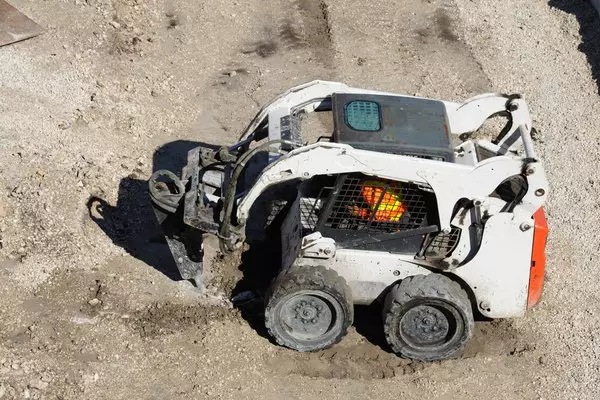 Mini escavadeira no canteiro de obras