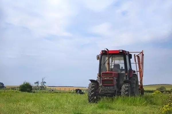 “Ford Model 800” traktor görnüşleri