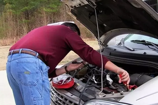 Koje stvari mogu nacrtati na akumulatoru automobila kada je automobil isključen?