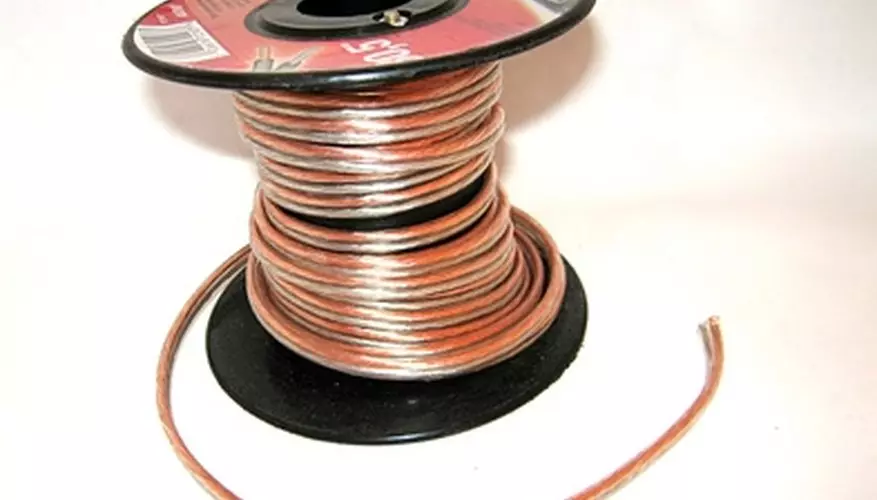 Giunsa ang Pag-wire sa mga Subwoofer pinaagi sa Serye o Parallel