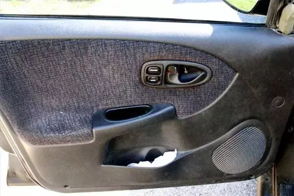 Saturn မှ Car Door Panels များကို မည်ကဲ့သို့ဖယ်ရှားနည်း