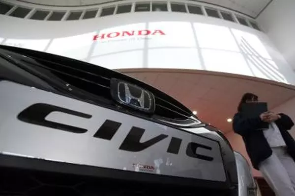 Jinsi ya Kubadilisha Mikanda ya Nyoka kwenye Honda Civic