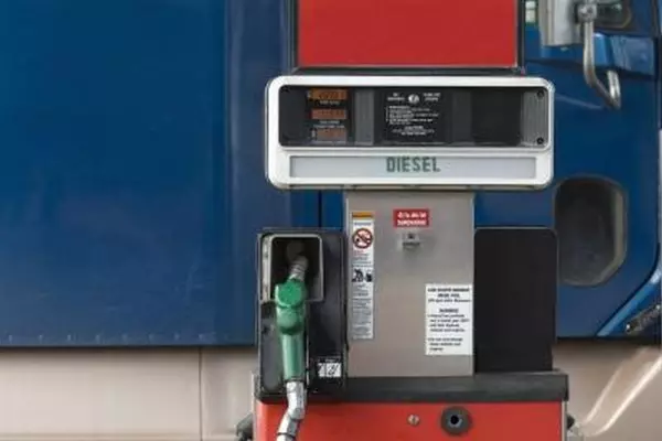 Kwenzeka ntoni xa ufaka i-diesel kwimoto eqhelekileyo?