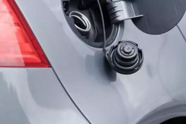 Waarom jy die petroldop op jou motor moet los as daar te veel druk in die petroltenk is