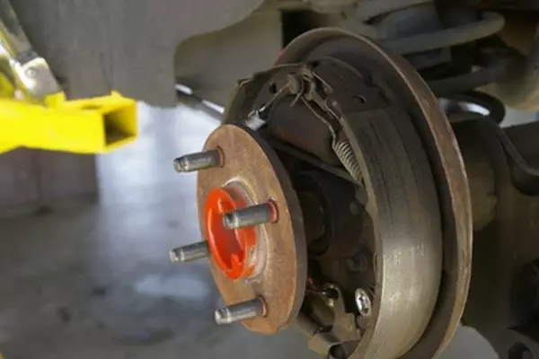 Paano Palitan ang Nahubad na Lug Stud ng Drum Brakes