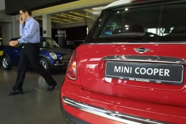 Welche Autofirma stellt den Mini Cooper her?