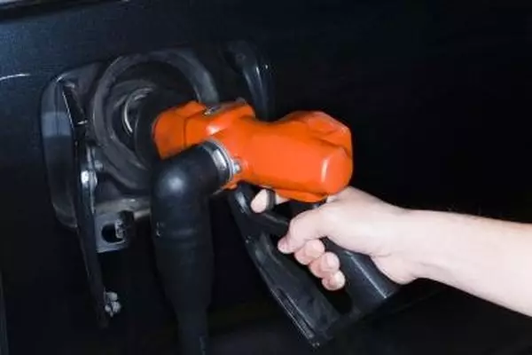 Cómo reemplazar el tanque de gasolina del Jeep Grand Cherokee